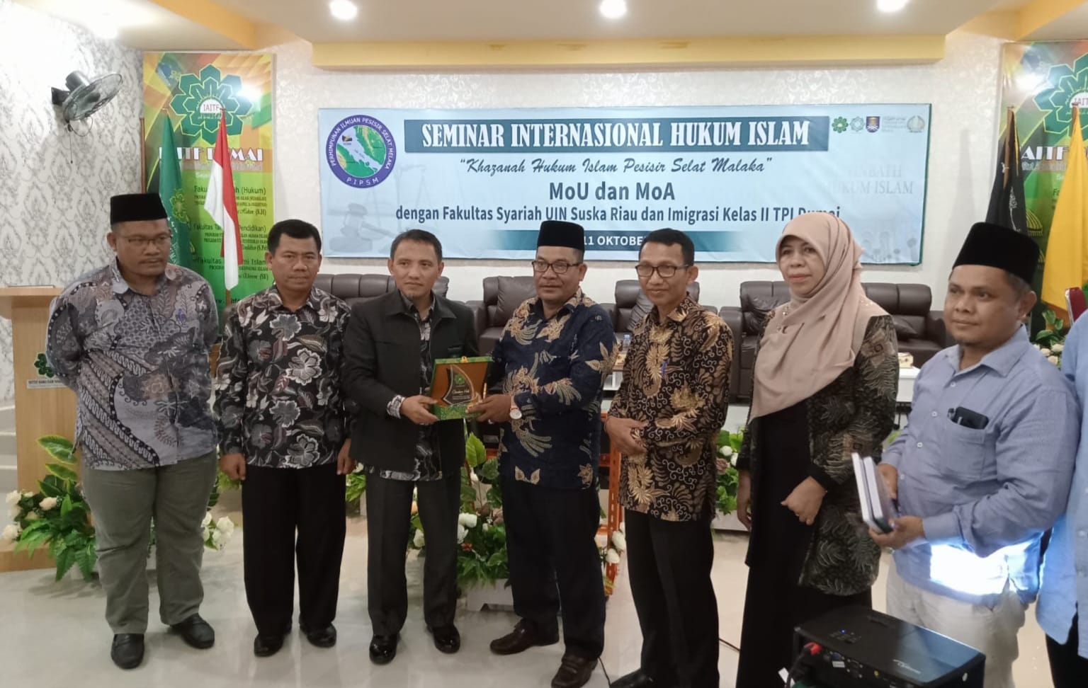 DEKAN FAKULTAS SYARIAH DAN HUKUM NARASUMBER SEMINAR INTERNASIONAL ...
